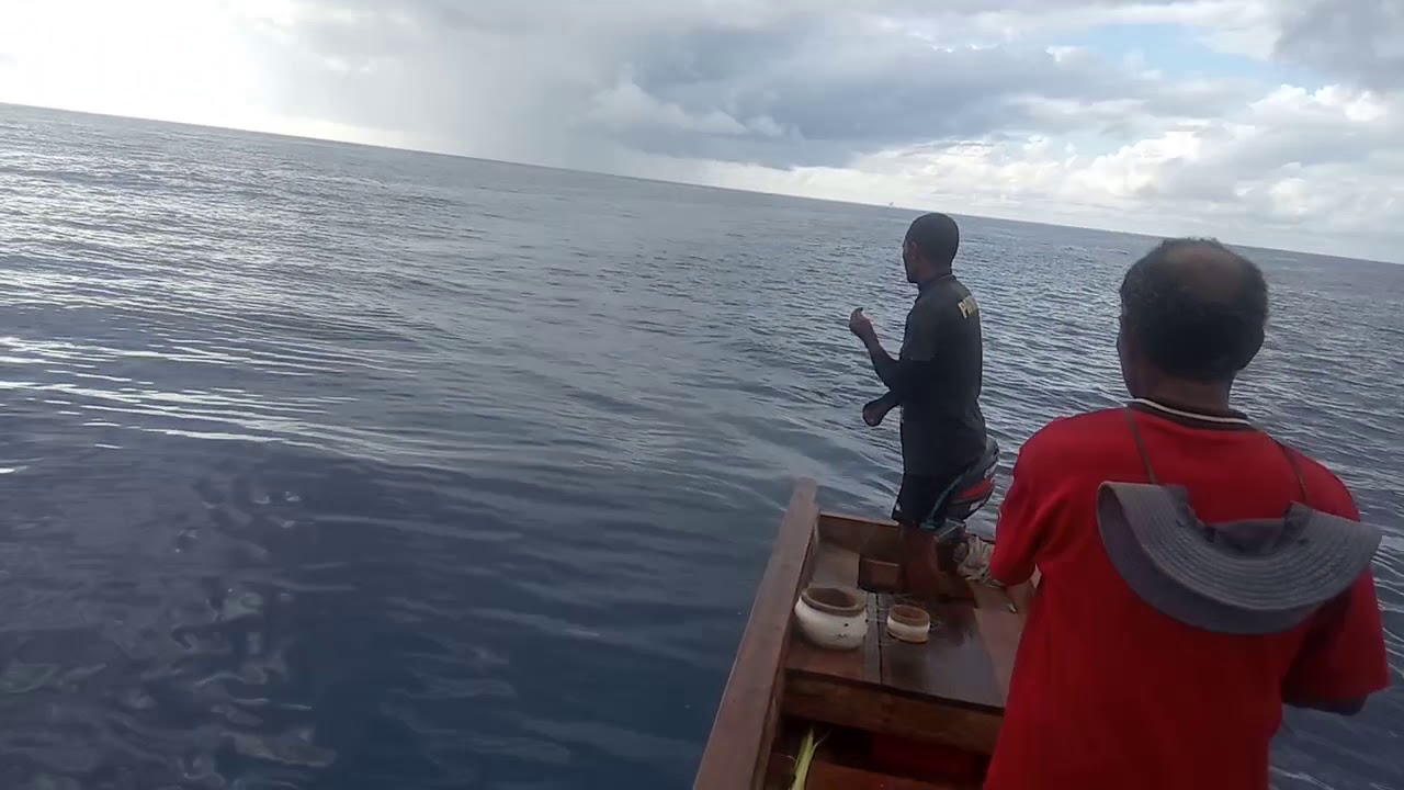 Mengail ikan cakalang di laut patani Halteng - YouTube