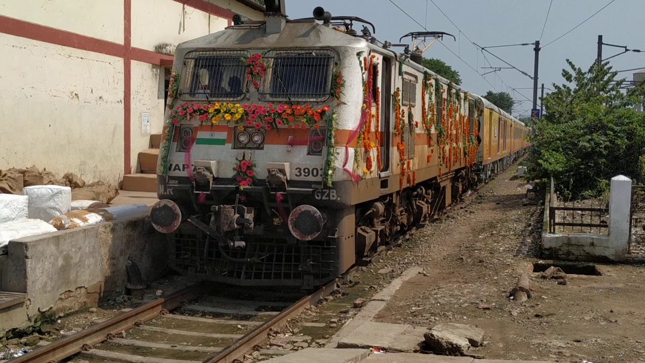 Ljn -Ndls Tejas Express arrival at Kanpur central - YouTube