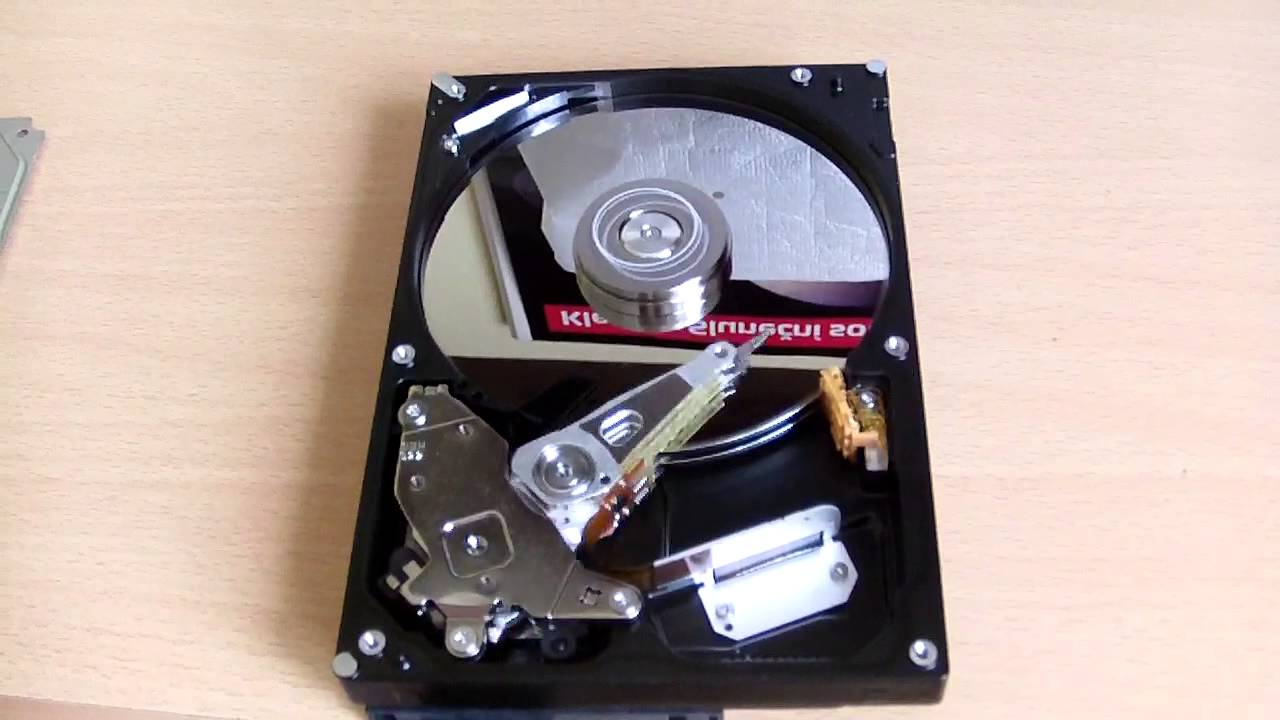 Harddisk klape (inside a faulty hard drive) - YouTube
