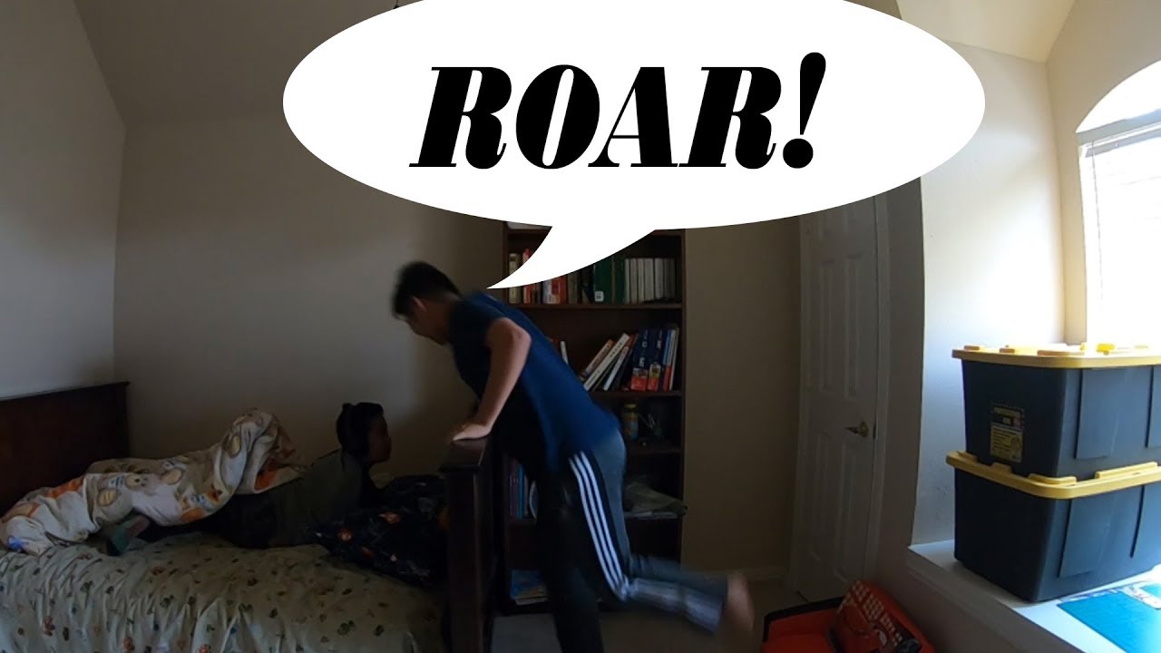 MILD CREEPY SCARE PRANK ON BROTHER!!!!! - YouTube