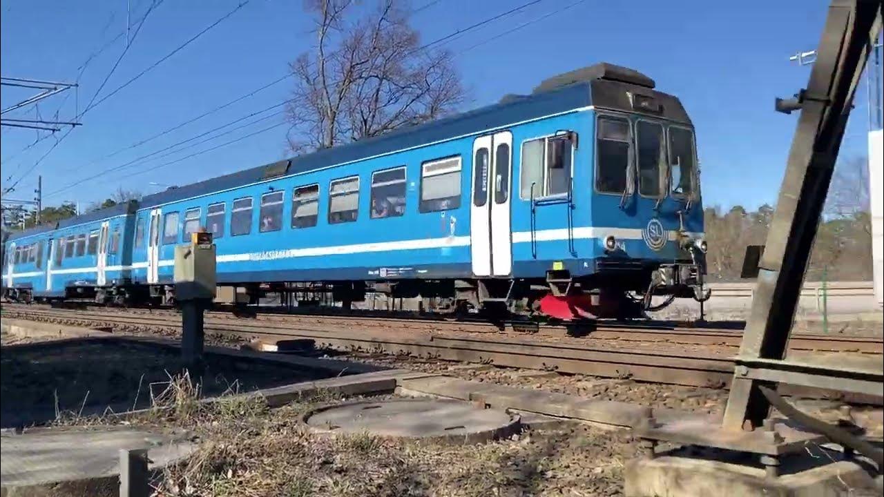 X10p tåg på Roslagsbanan vid Ålkistan / X10p trains on Roslagsbanan at Ålkistan - YouTube
