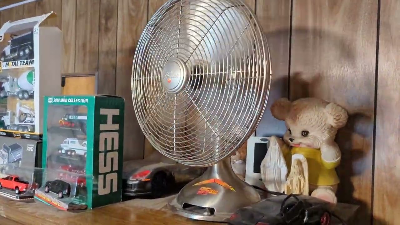 start up and run of my hunter desk fan on all 3 speeds - YouTube