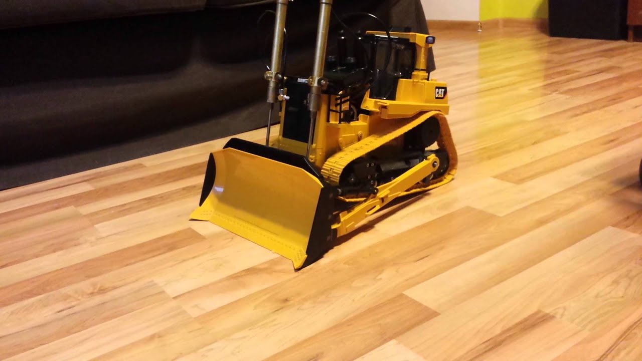 RC Dozer CAT D9T - YouTube