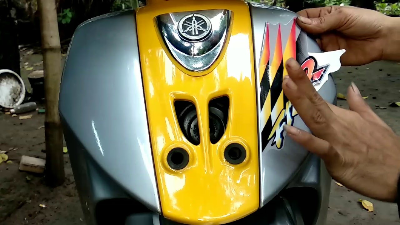 memasang striping motor yamaha f1zr millenium kuning silver - YouTube