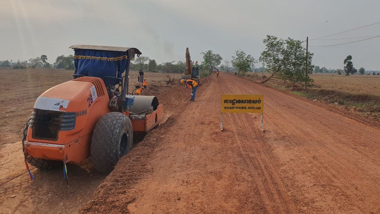 ការងារហែកពង្រីកតួផ្លូវចាស់ នឹង បង្ហាប់បាត (Benching Cut and Compaction ...