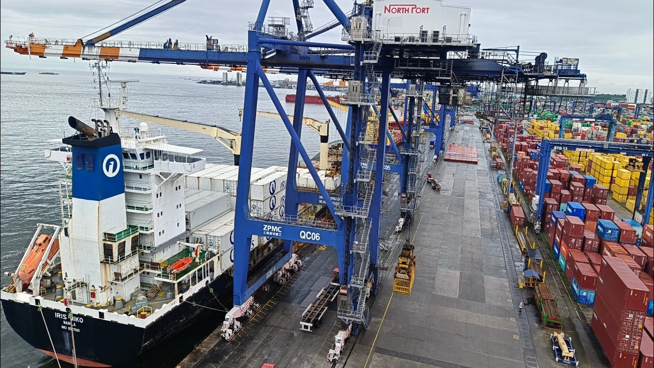 Opening Big Ship Covers and Loading Cargo on MC Trader | Quay Crane ...