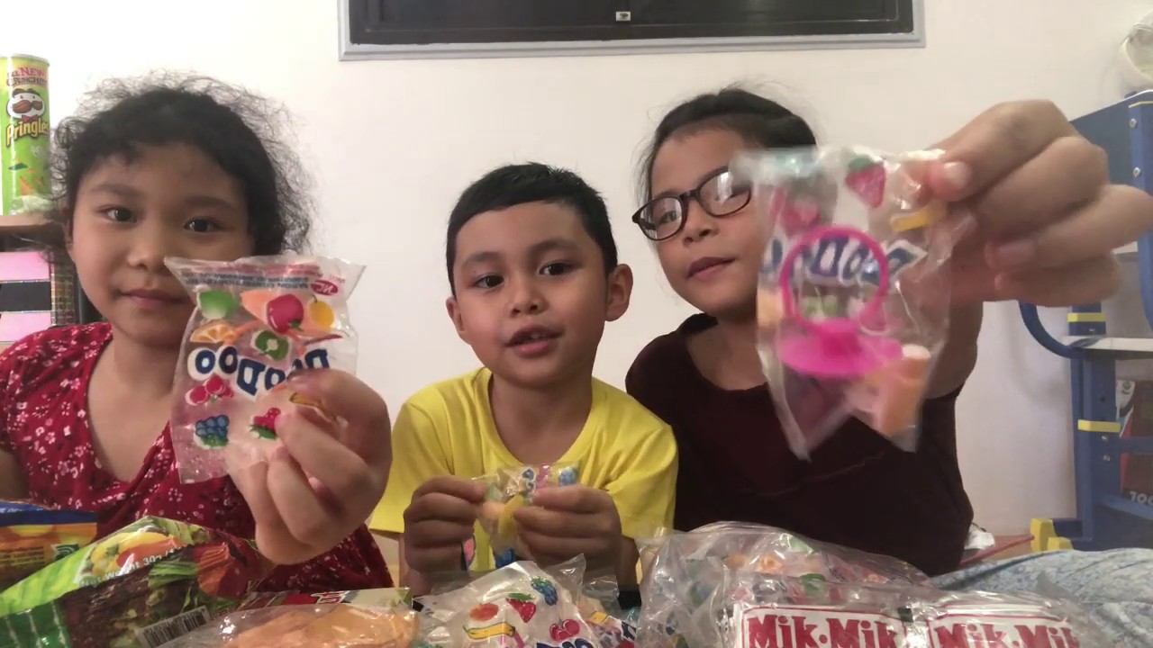 Kids eat 90s Filipino Snacks [Filipino Snacks Reaction] - YouTube