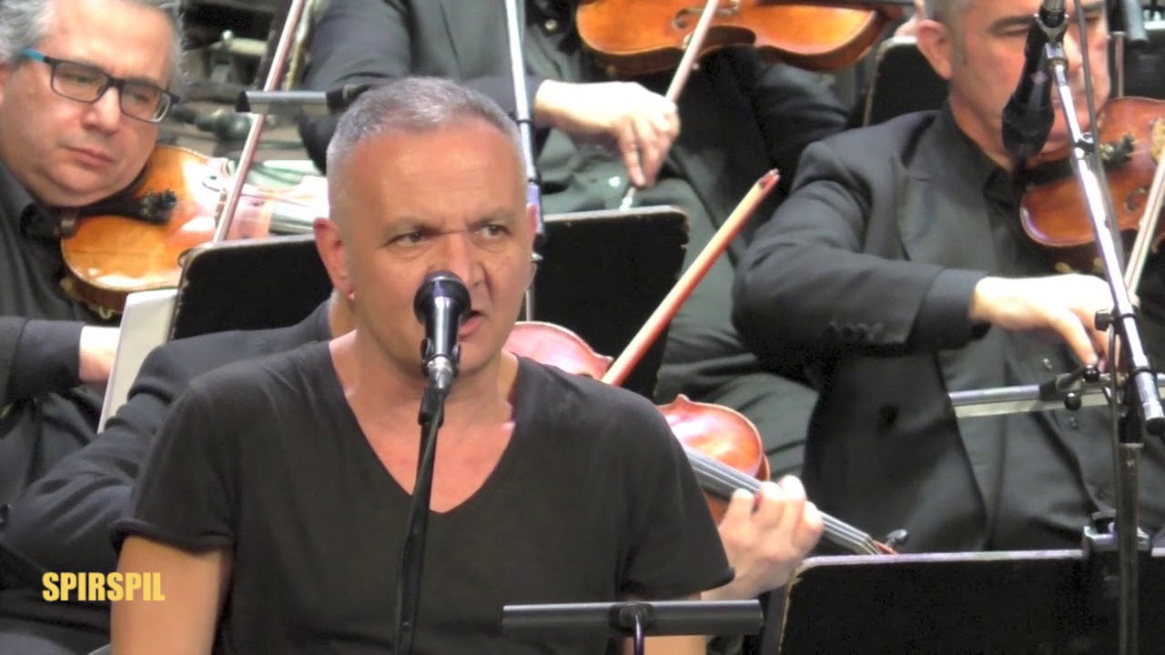Δεν είμαι άλλος - Χρήστος Θηβαίος (Δημ.θέατρο Πειραιά 12/2/2018) - YouTube