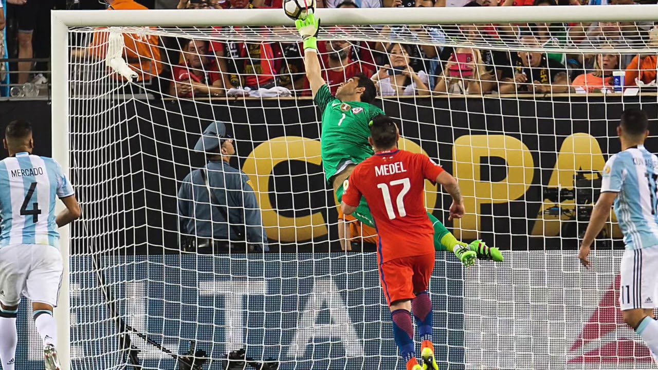 El "Kun" sigue soñando con la "tapada De Dios" de Claudio Bravo en la ...