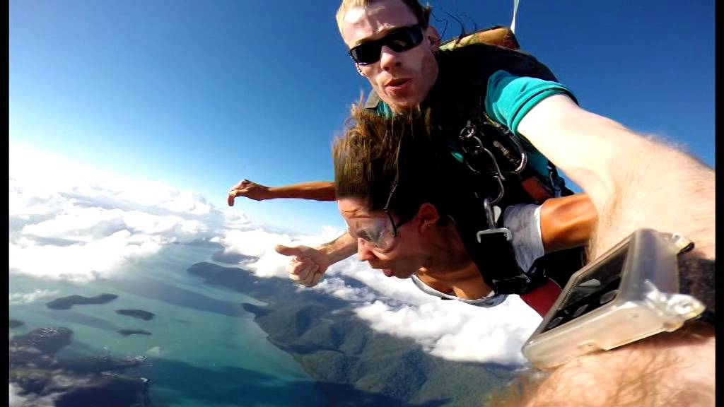 Skydiving in the Great Barrier Reef, jumping at 10.000 feet! - YouTube