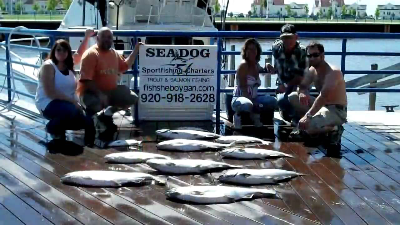 Sheboygan Wisconsin salmon fishing. Catching Big Fish around the Harbor ...