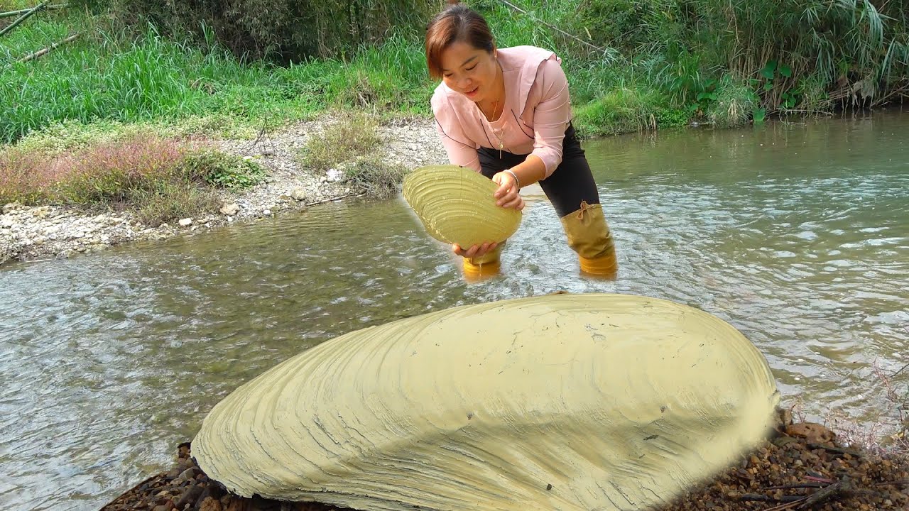 Incredibly, the girl encountered a group of rare clams and opened them ...