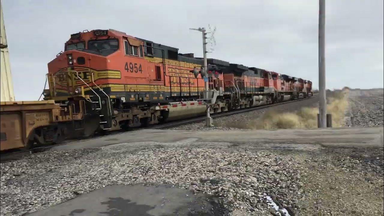 BNSF Chillicothe sub near Toluca, IL w/ UP SD70AH led ZG4CI and 25th Anniversary ES44AC 01/14/23 ...