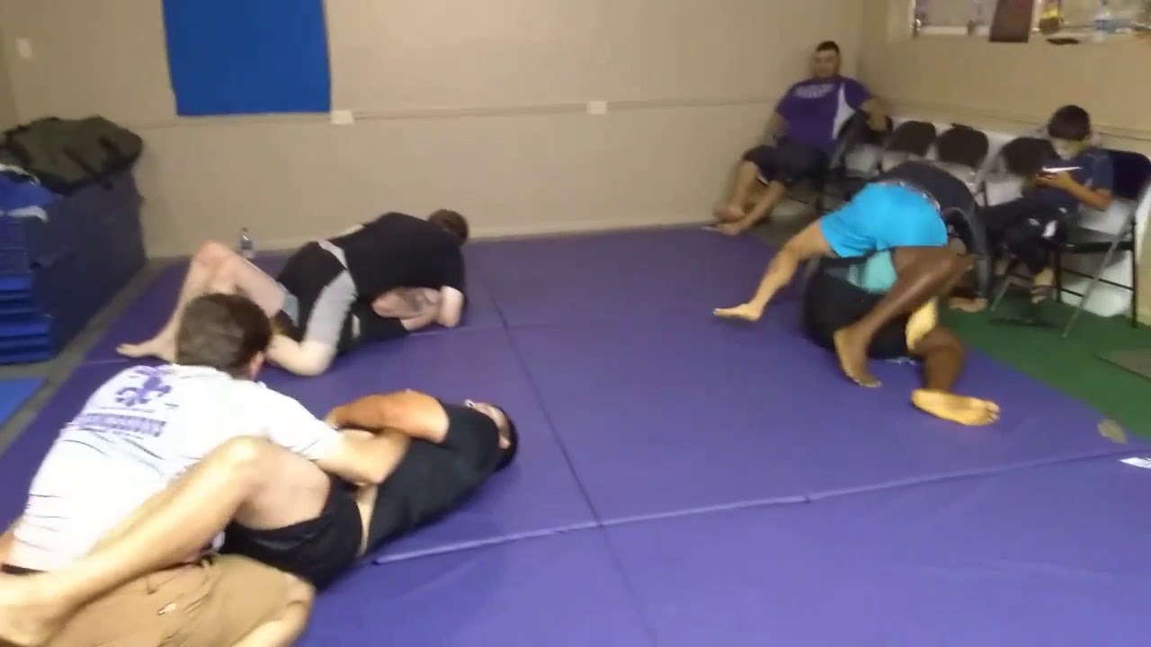 Blue belts beating up white belts - YouTube