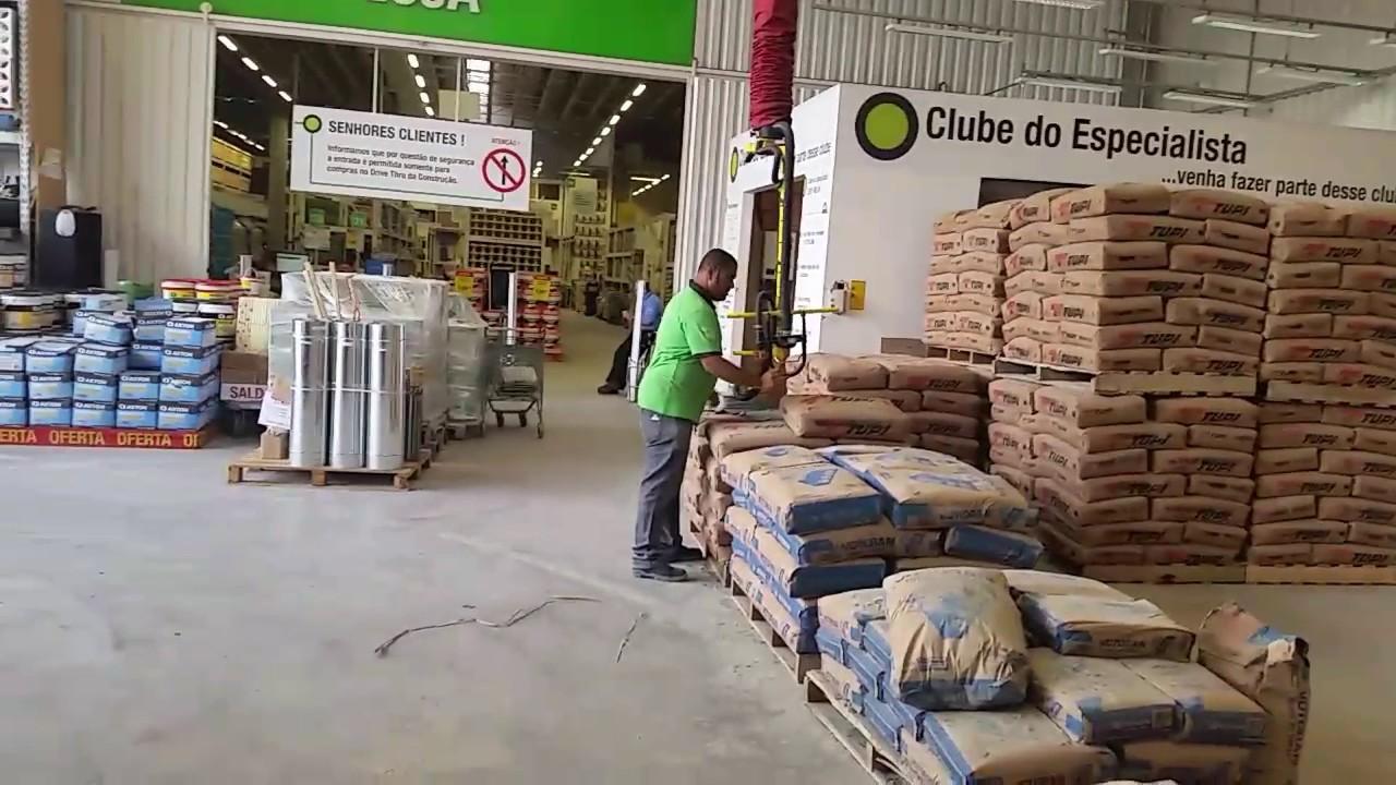 Carregando saco de 50 kg de cimento com a maquina - YouTube