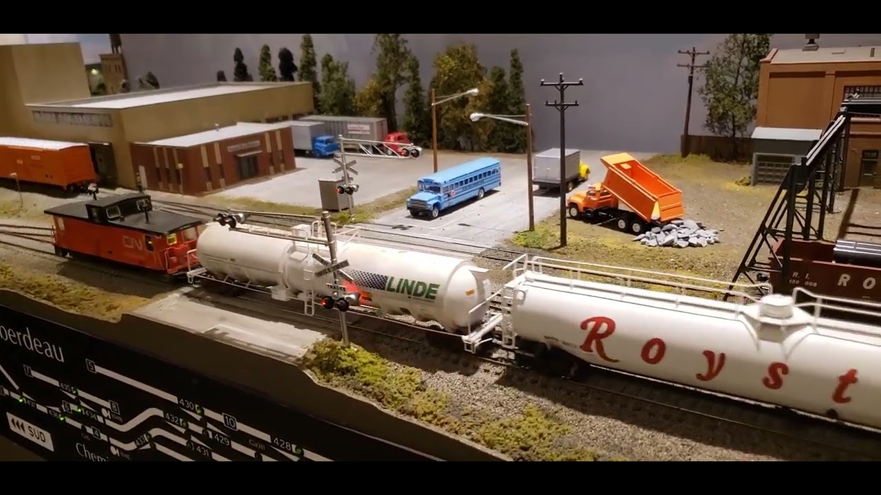 MODEL TRAINS HO Scale Vermont & Essex 1970s Era Layout GP40-2Ws CN ...