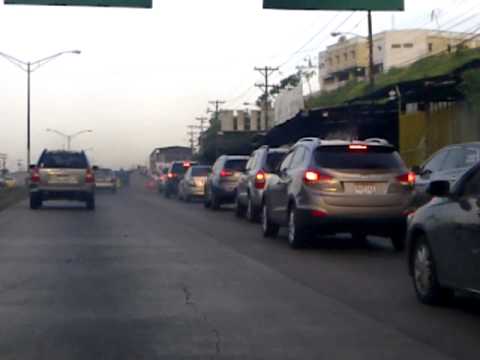 Acceso rotonda de la Roosevelt causa tranque en Via Tocumen - YouTube