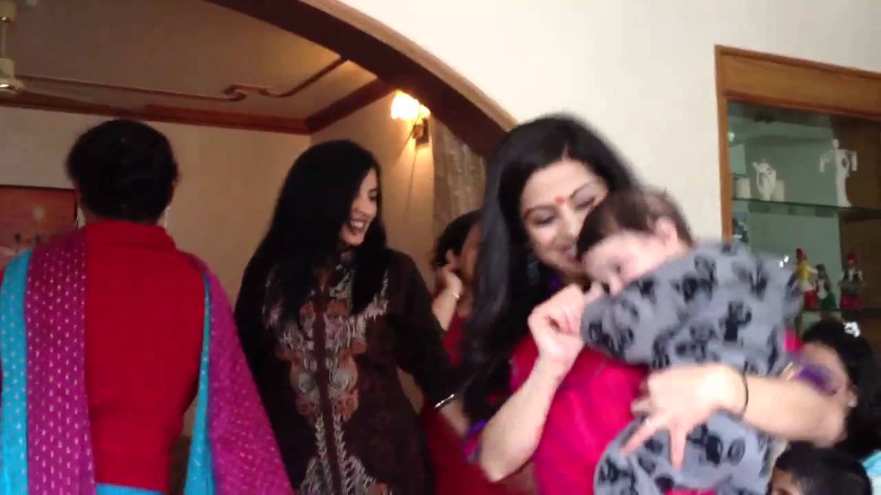 Hijra dancing at Vinny - YouTube