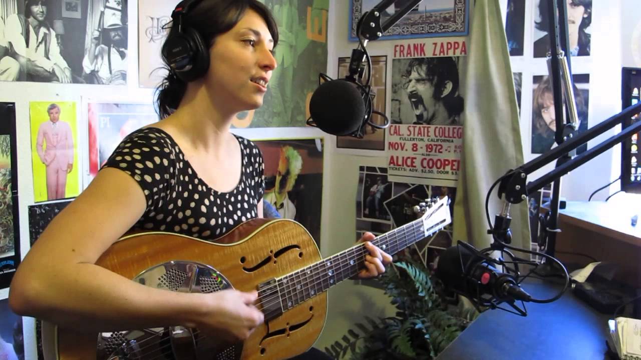 Jessie Andra Smith - Les Yeux Langeroux - live on Tuesday Lunch - YouTube