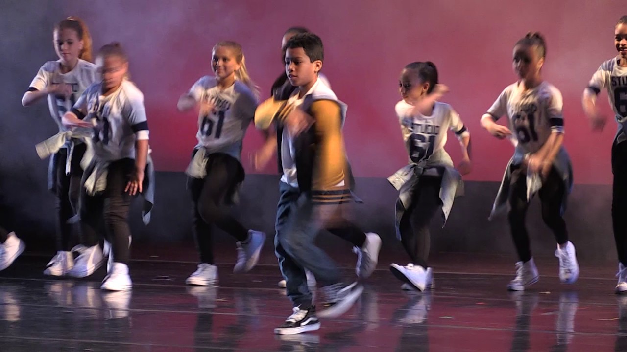 "Drop The Beat" - Beginner Hip Hop | Showcase 2016 - YouTube