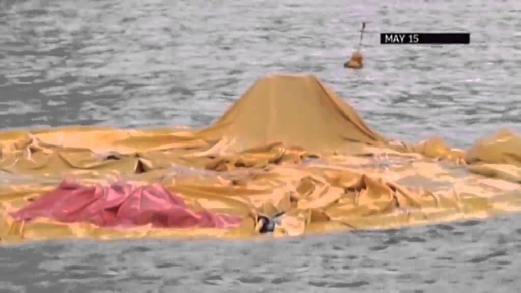 Giant rubber duck deflates in Hong Kong - YouTube