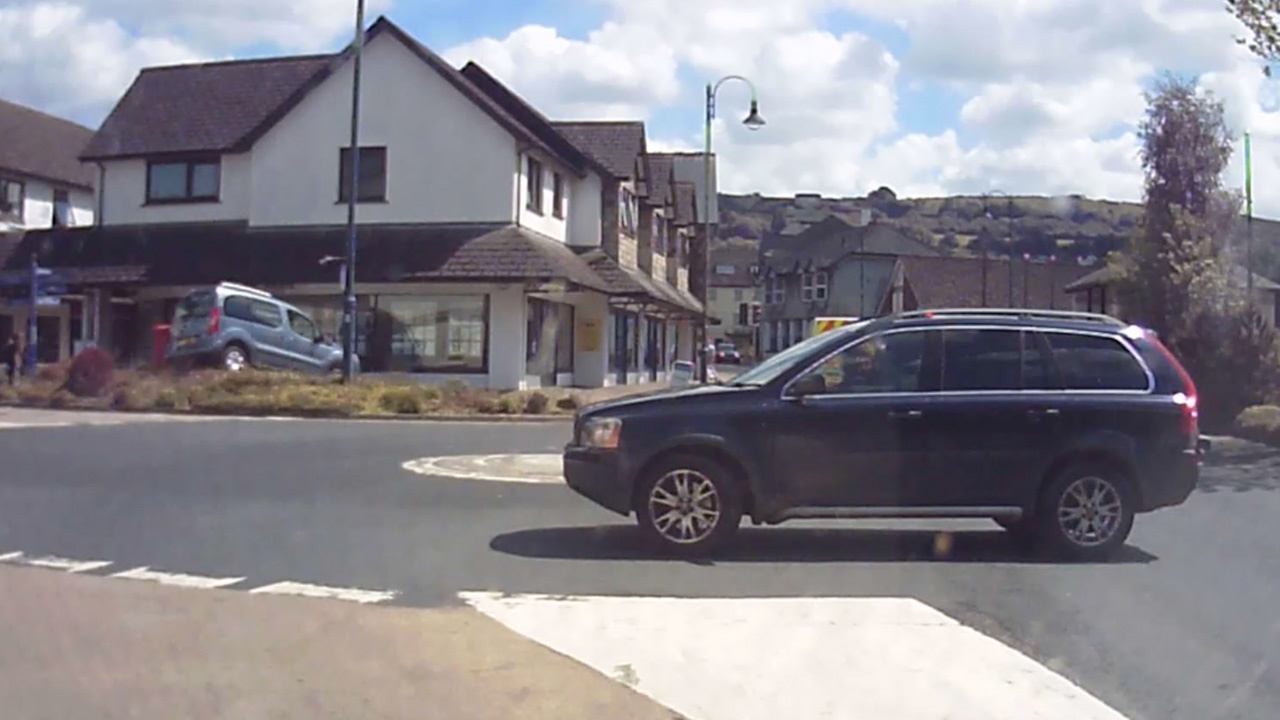 Shocking Dashcam Footage Of Crash At Roundabout - YouTube