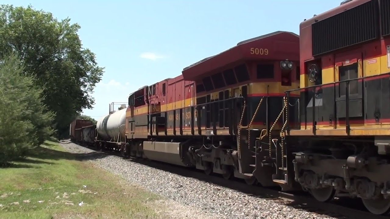 KCS 3952 Leads a KCS Mixed Train North out of Grandview, MO w/a KCS ...
