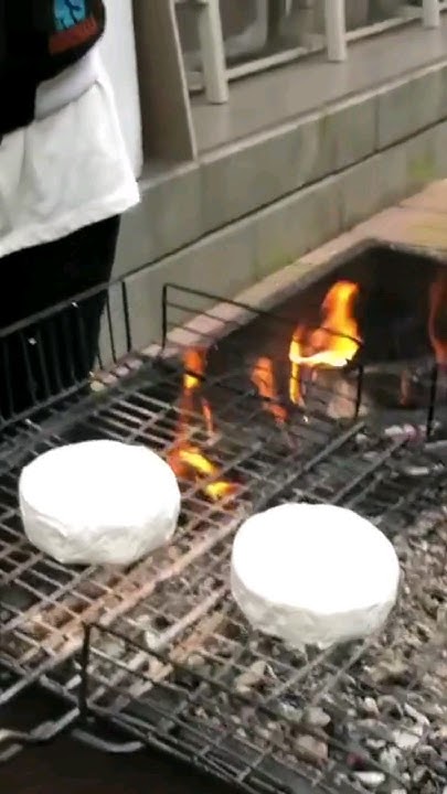 невероятно вкусно! сыр камамбер на углях! жарим сыр на мангале! #food # ...