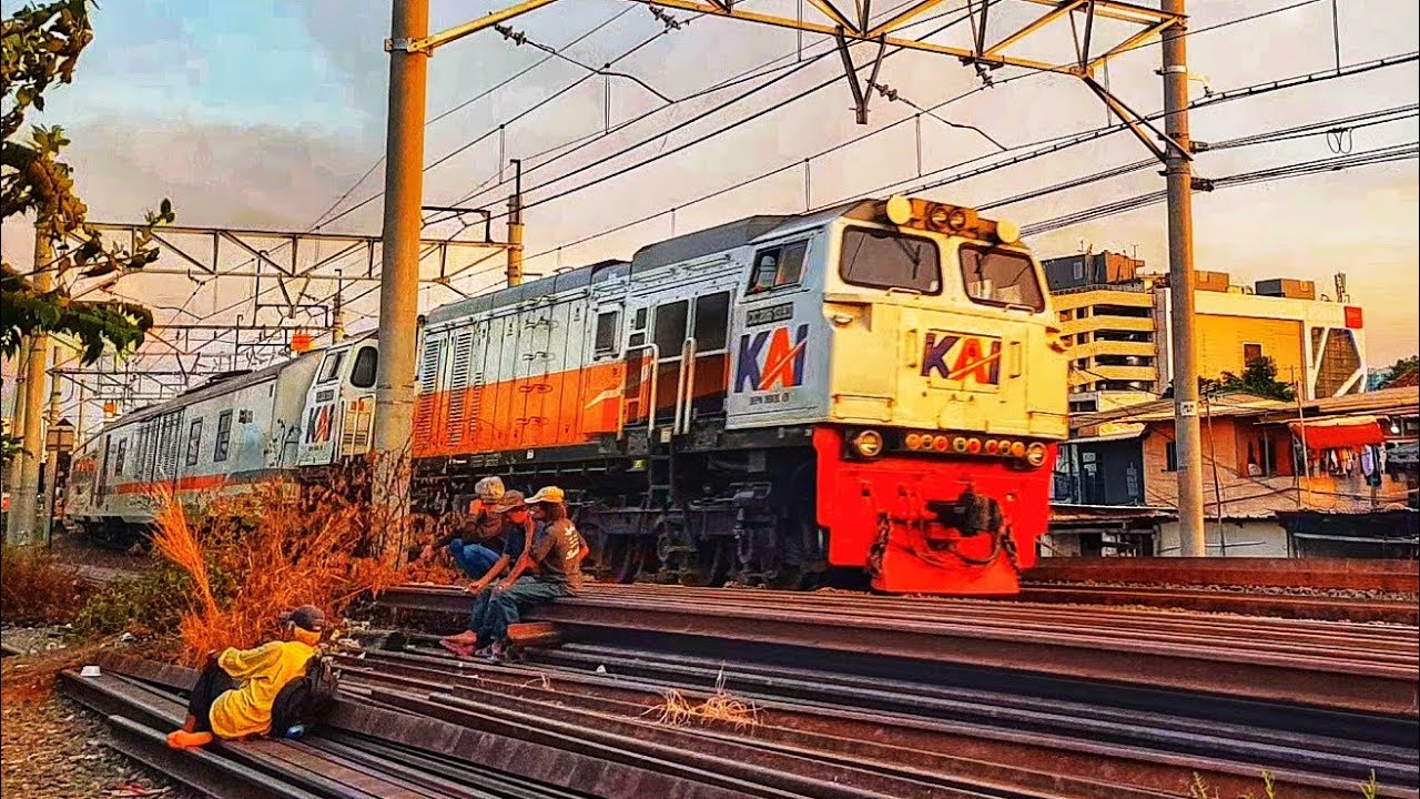 Hati Hati Tikungan Maut di Percabangan Kereta Api Matraman - YouTube