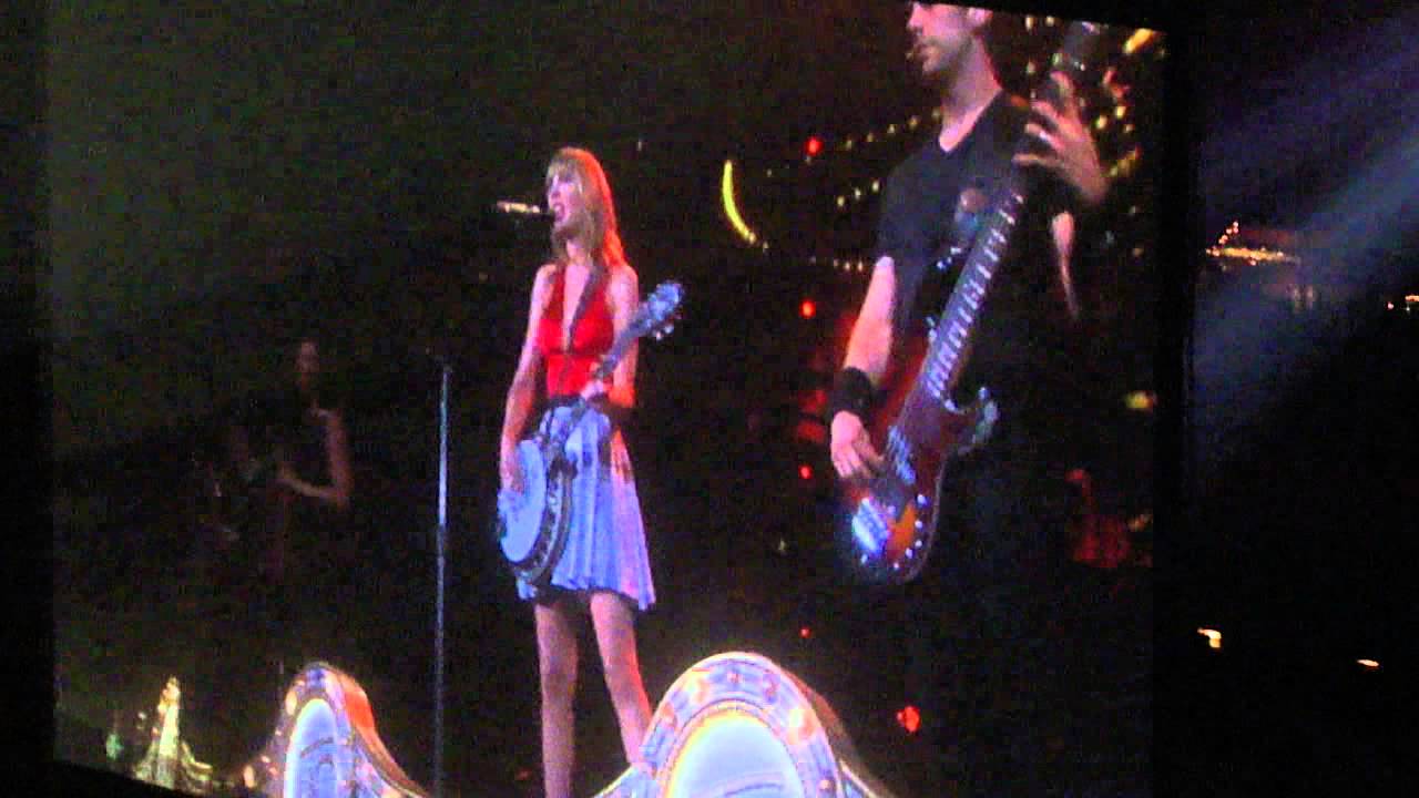 Taylor Swift- Mean (LIVE IN CONCERT) - YouTube