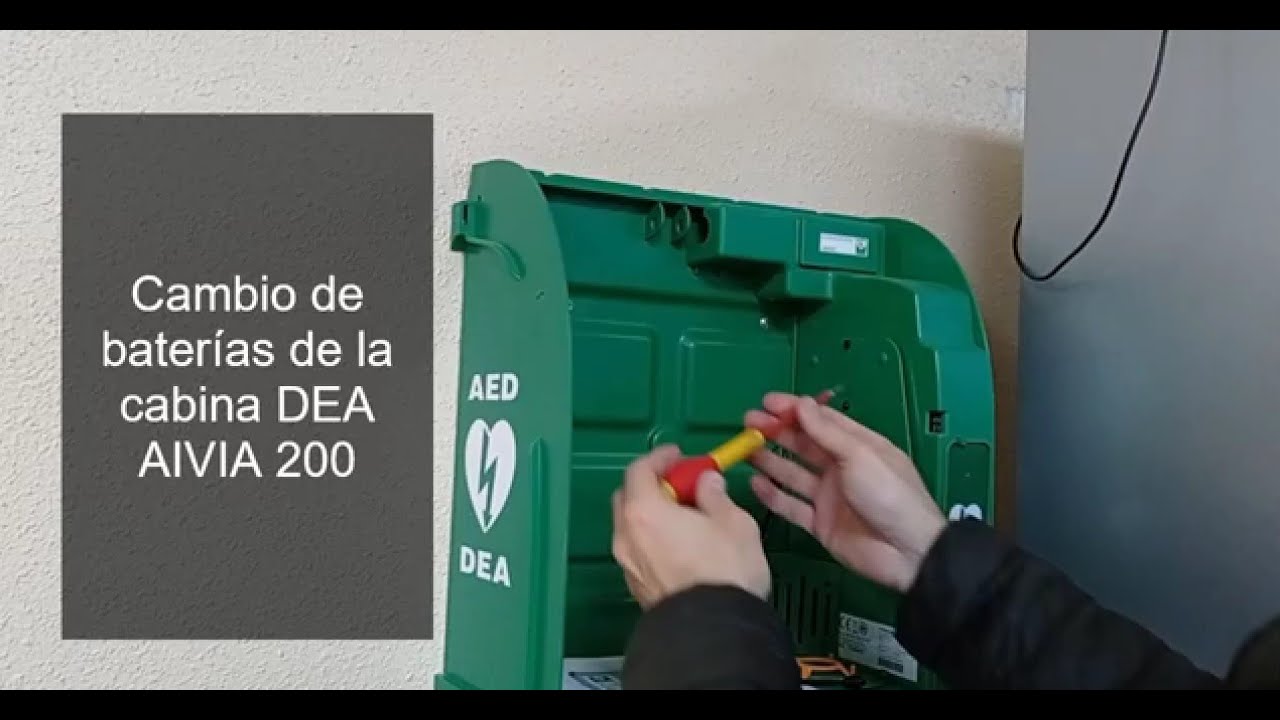 CABINA DESFIBRILADOR DEA AIVIA 100. CAMBIO DE PILAS. Replacement of AED ...