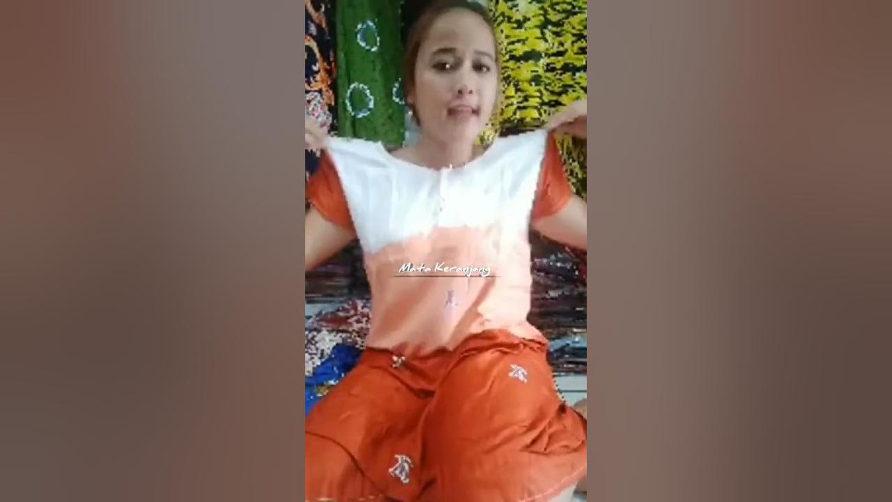 lagi live, gak sadar dasternya kebuka - YouTube