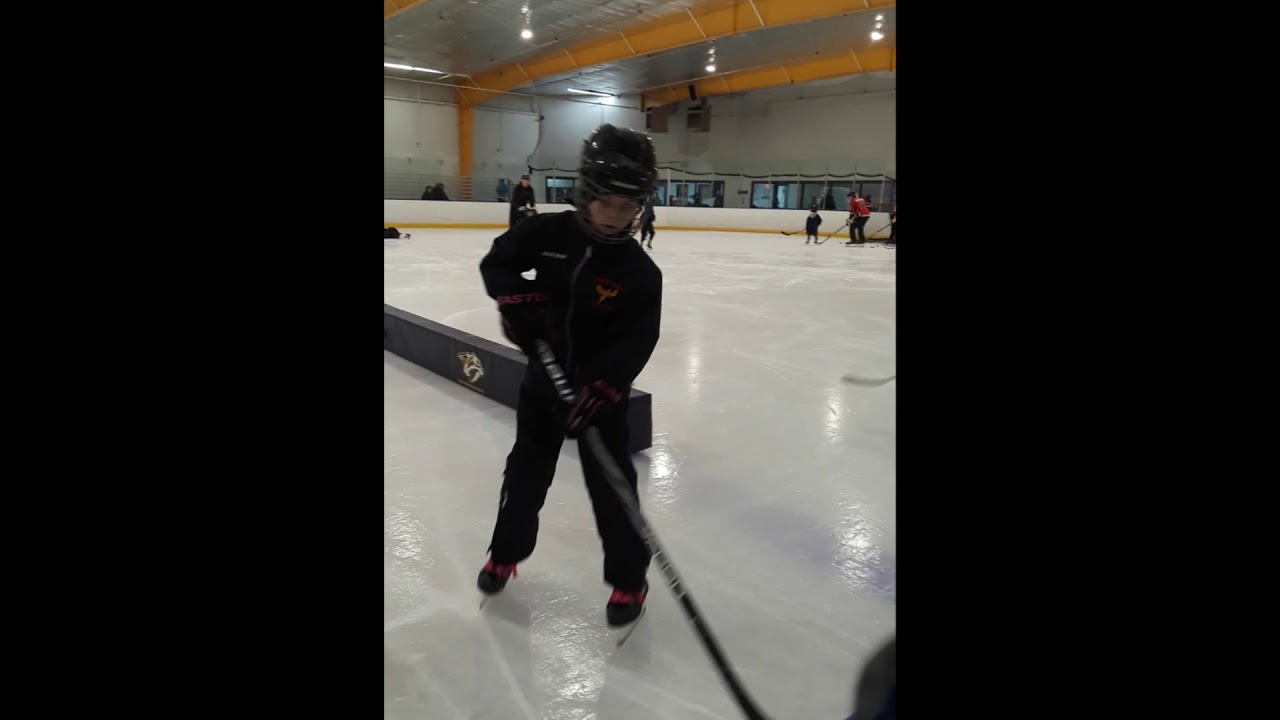 8 Year Old HOCKEY GIRL Puck Handling #GR8SK8 #YouthHockey - YouTube