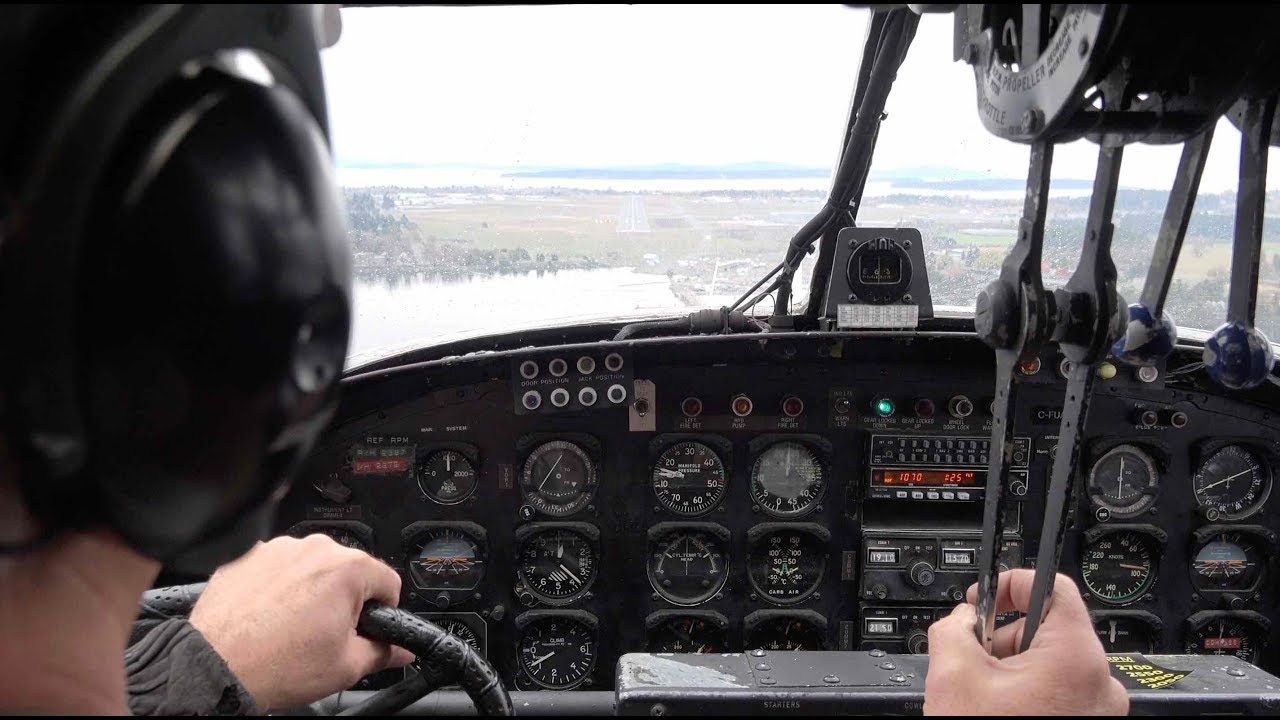 Catalina and 787 landing cockpit view - YouTube