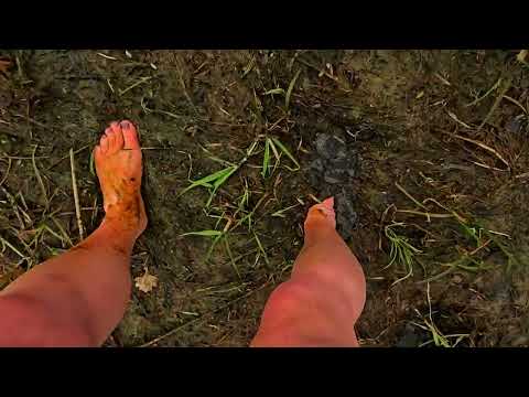 She indulges her barefeet in 🐎💩 & rancid farm slurry pond 🦵🏽🦶🏼👣