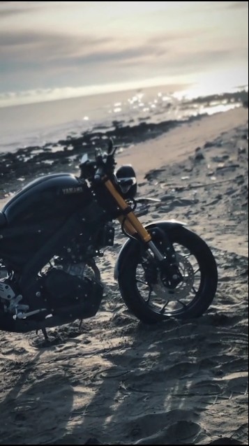 YAMAHA XSR 155 BLACK STUNNING ON BEACH - YouTube