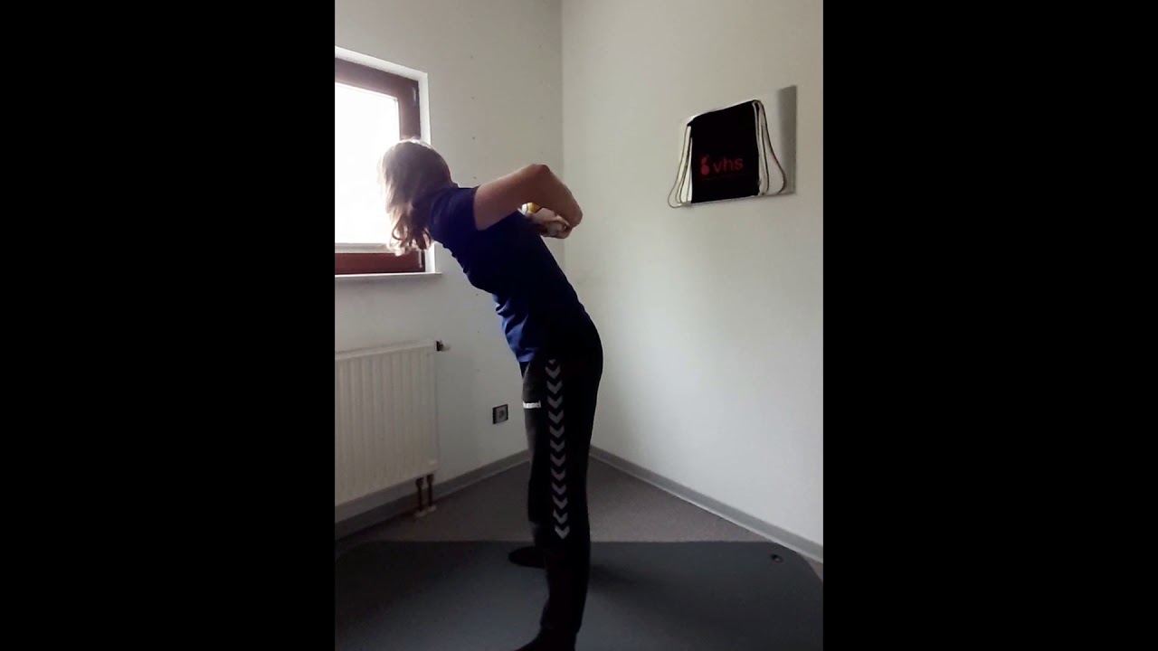 Fit mit dem Ball (15) – Koordinationsübung „Ball hinterrücks fangen ...