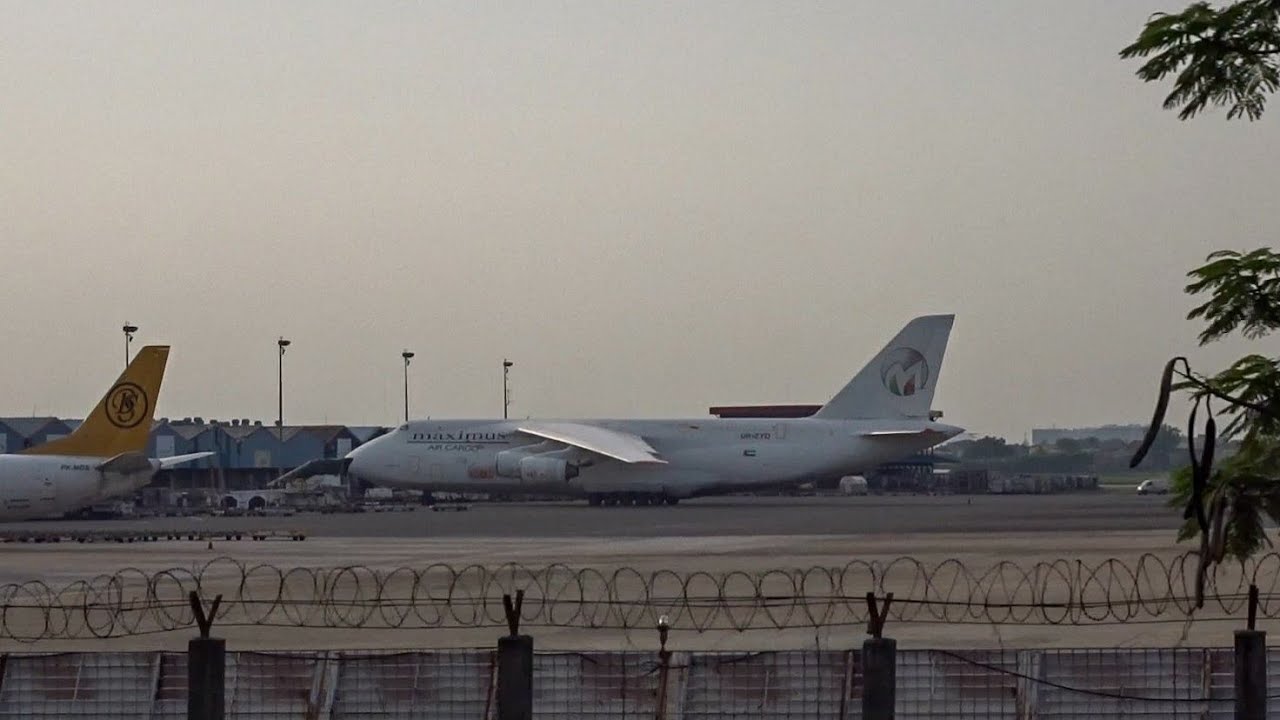 Ada Pesawat Antonov AN 124 di Parkiran Cargo Bandara Soekarno Hatta ...