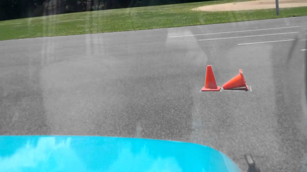 Autocross in a mini moke, MME2013 - YouTube