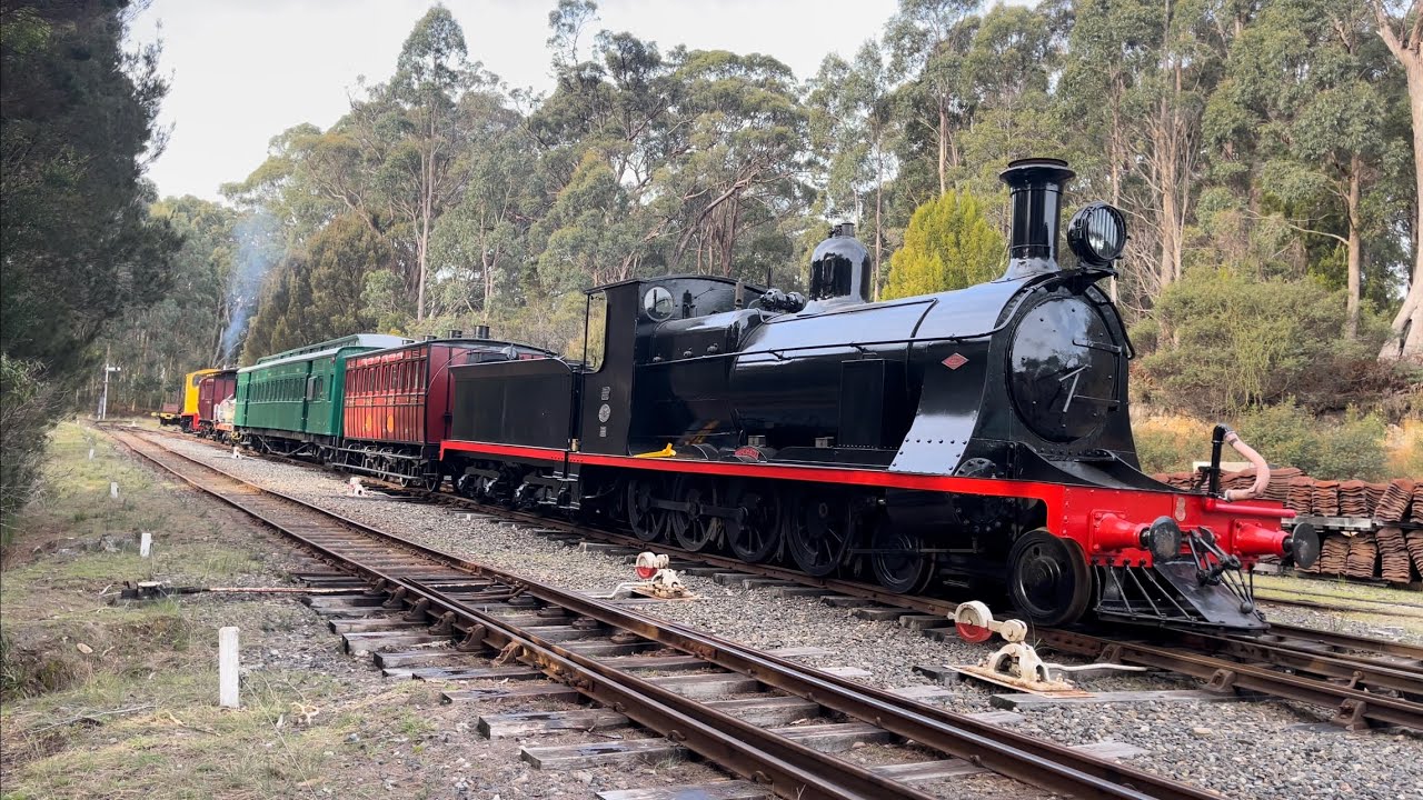 Don River Railway V2 shunting at Don with the Dubbs in the consist ...