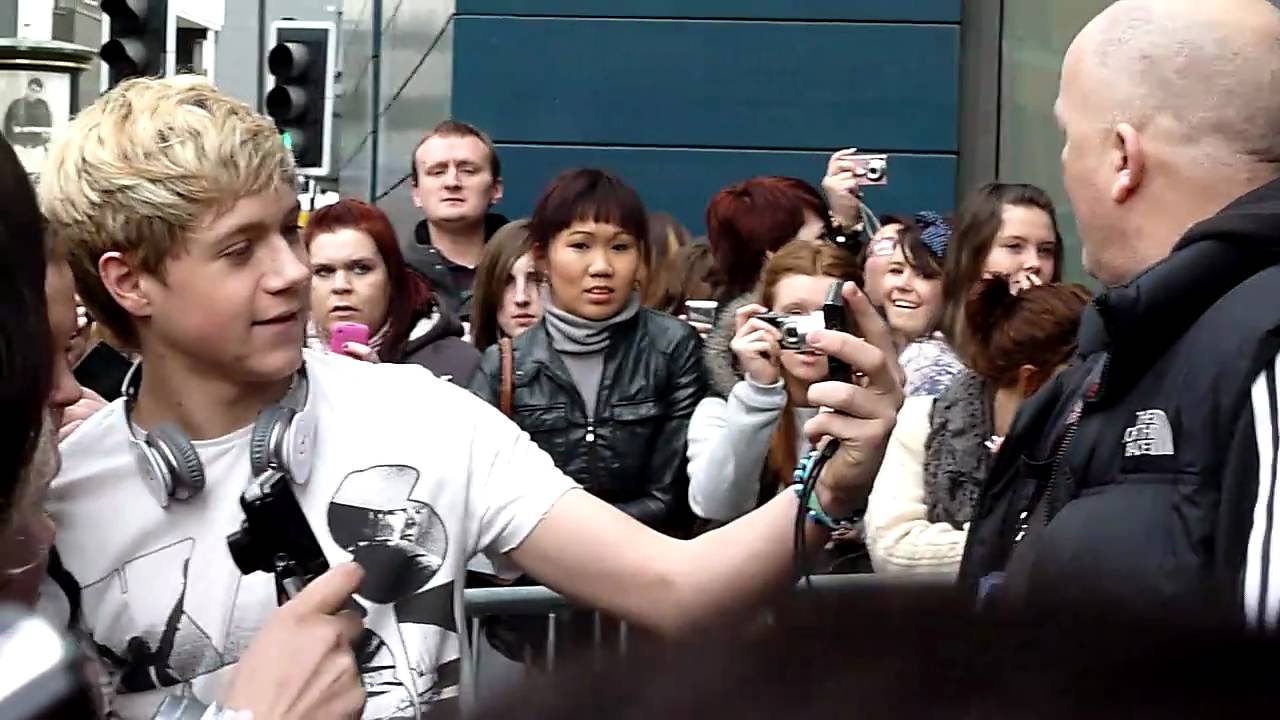 One Direction meeting fans in Manchester crazyyyyyyyyyyy! - YouTube