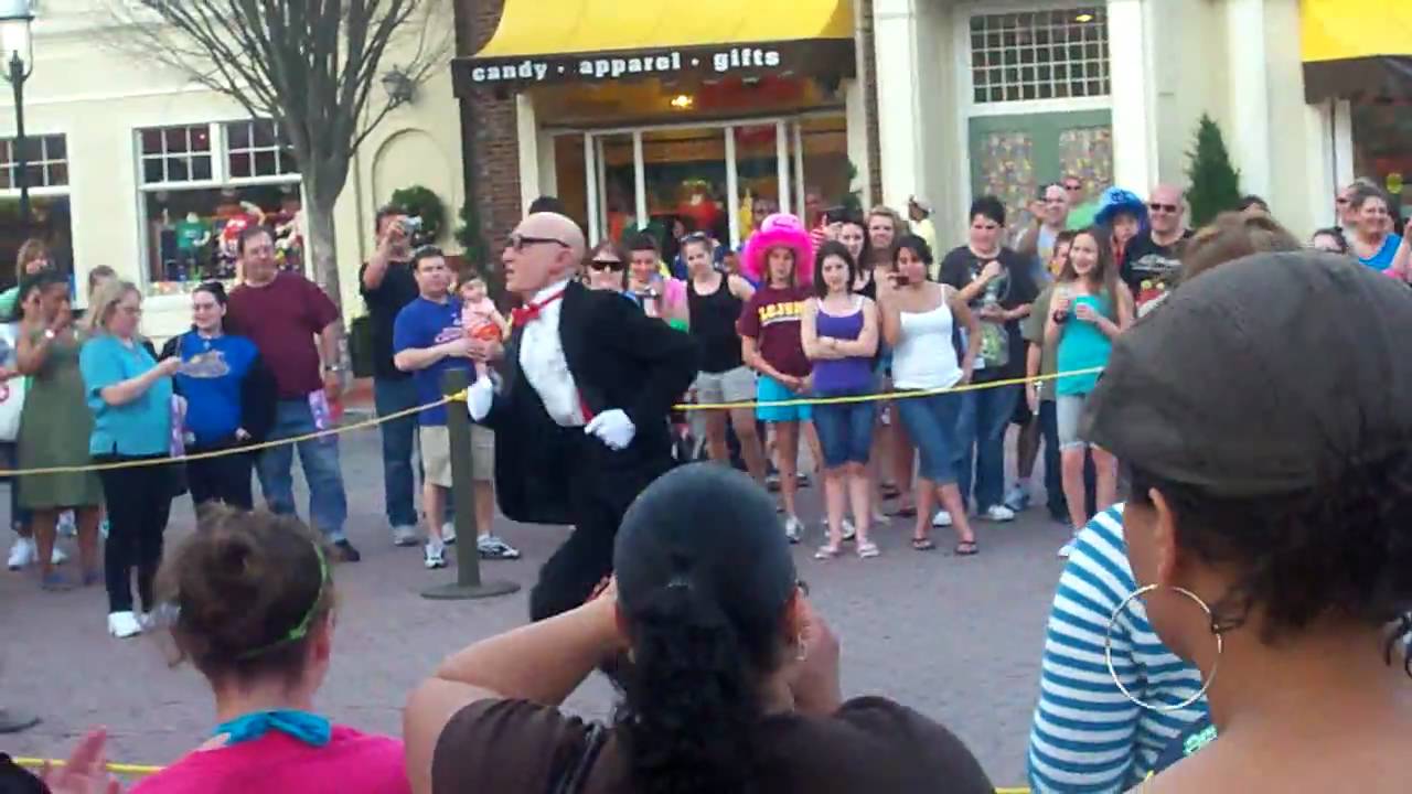 Six Flags Great Adventure - Mr. Six Dancing #2 - YouTube