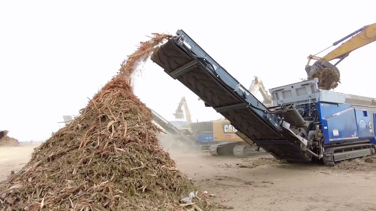Green Waste Shredding with an EDGE VS420 twin shaft industrial shredder ...
