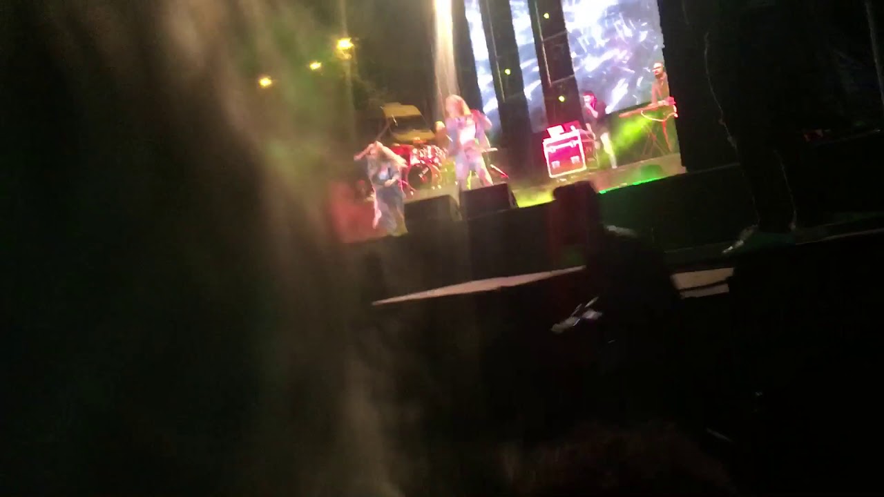 Inna falls on stage 2018. - YouTube