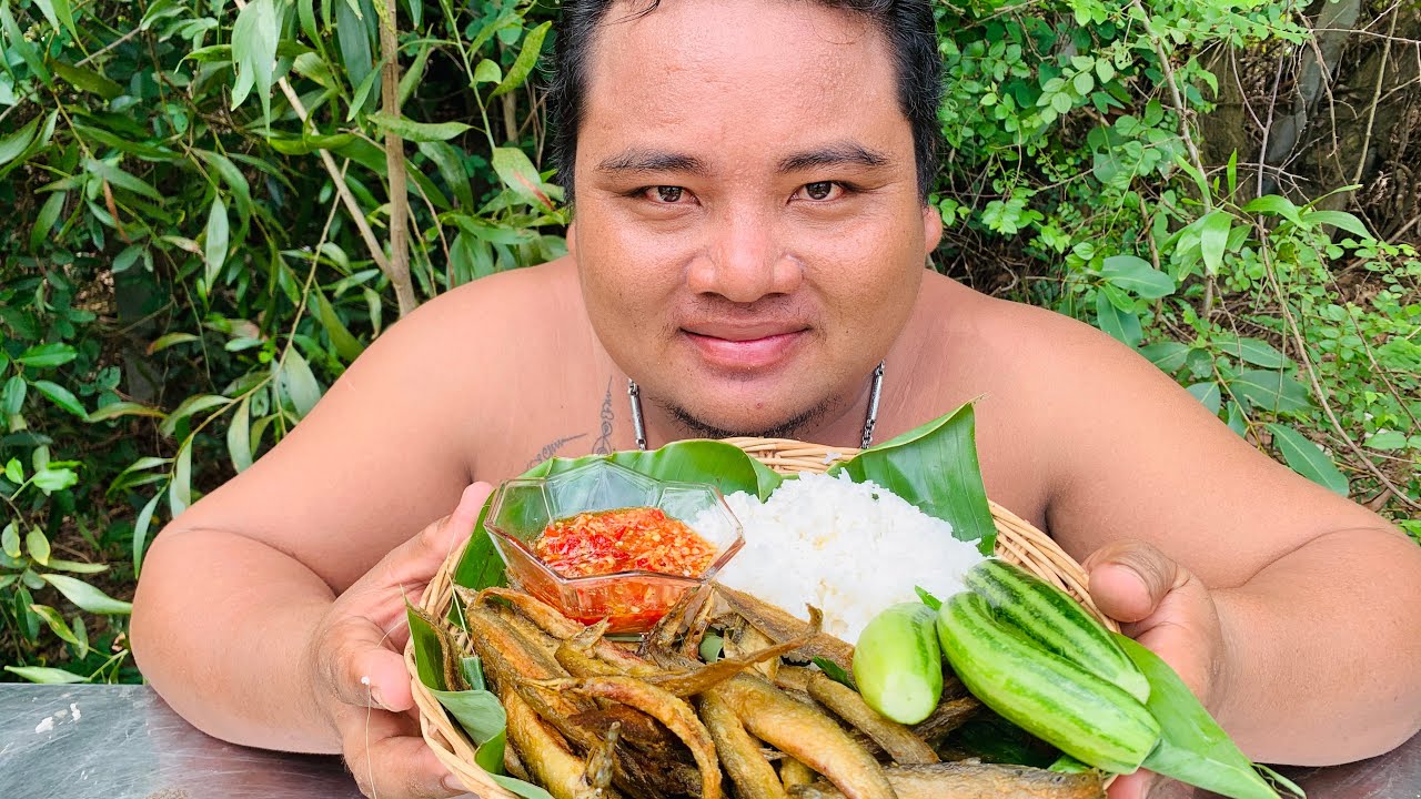 ត្រីឆ្លូញបំពងជ្រលក់អំបិលម្ទេស។Khmer food trey chhlonh frying with salt ...