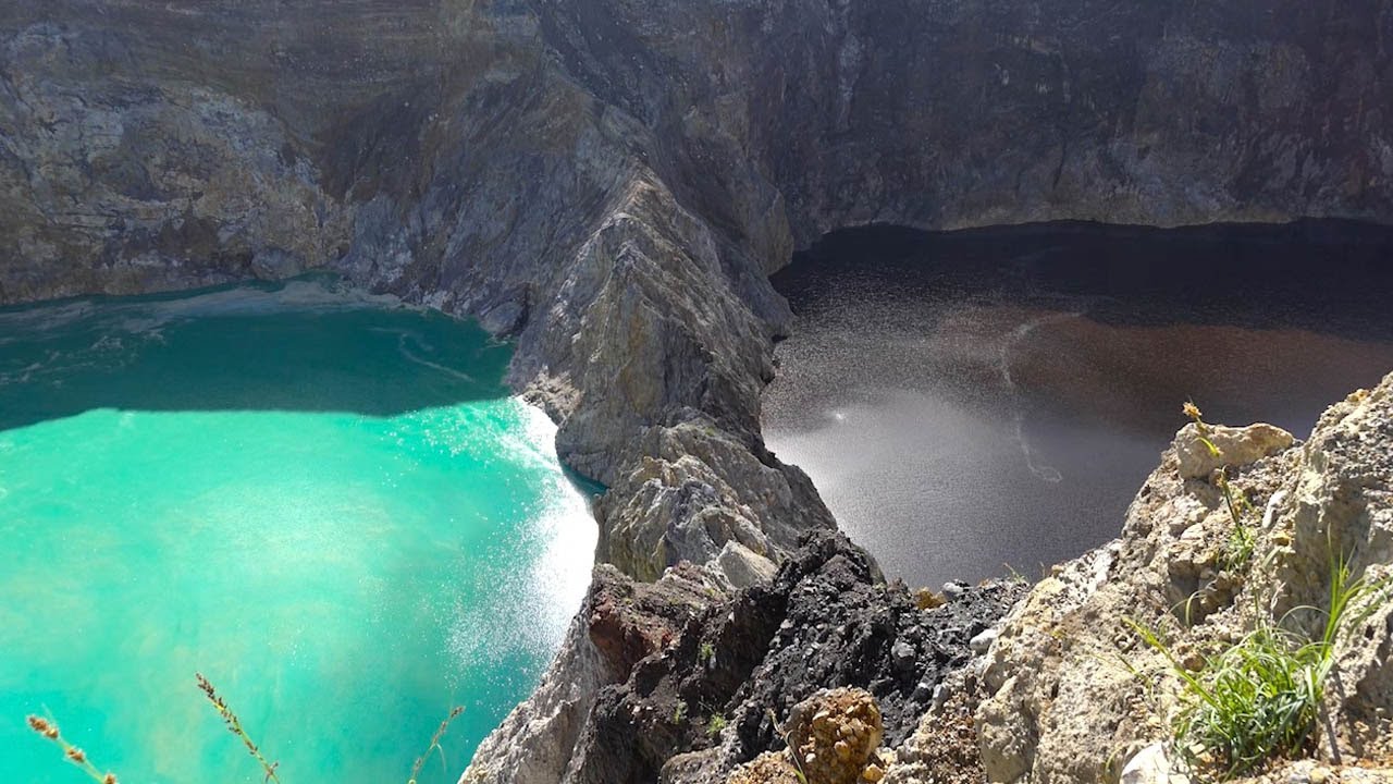 Breathtaking Colour Changing Lakes - YouTube