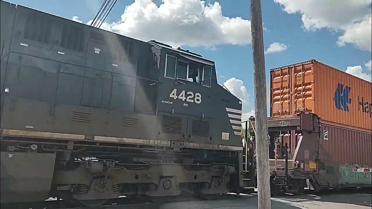 A southbound Norfolk Southern doublestack intermodal train at Weber Rd. - YouTube