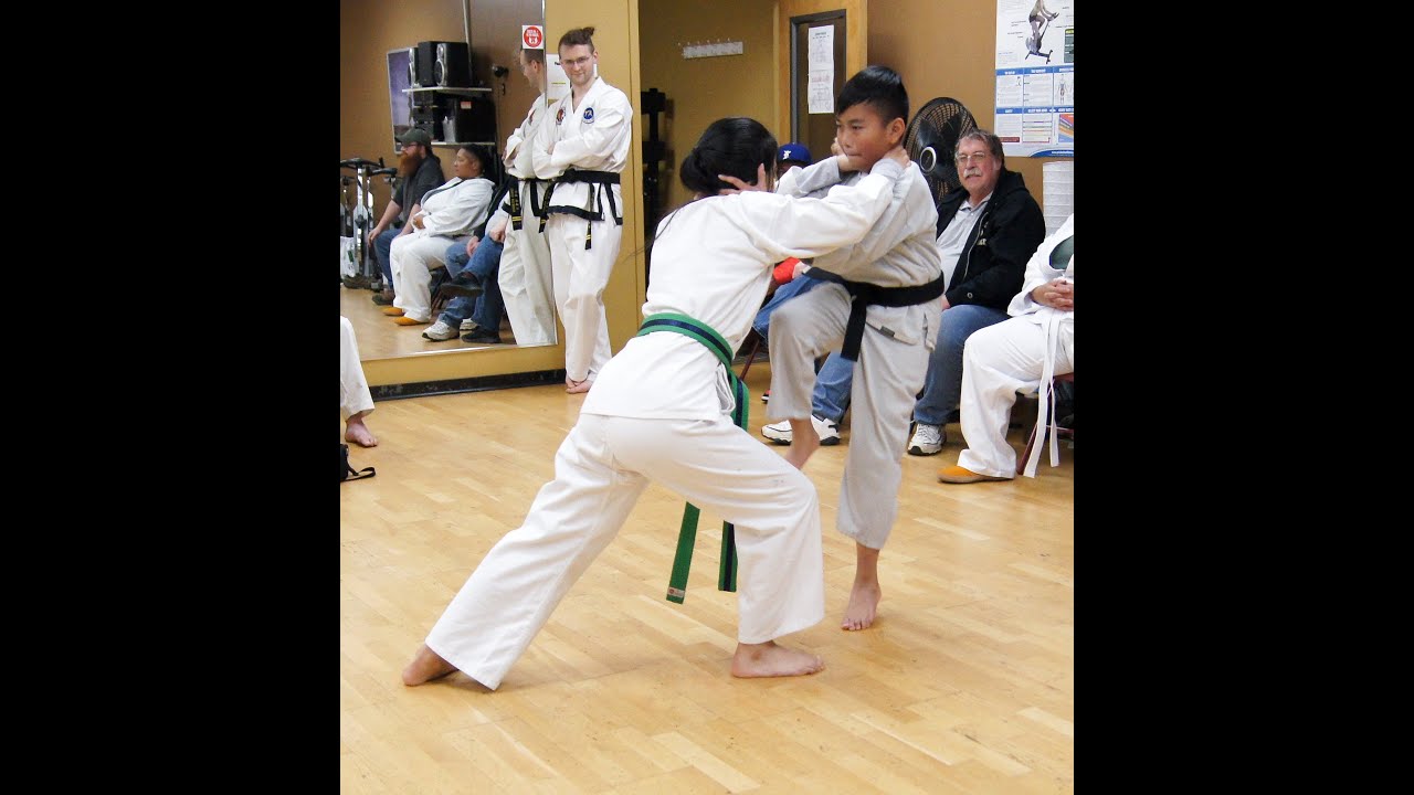 Beginner's Self-Defense, 2 Handed Choke Hold - YouTube