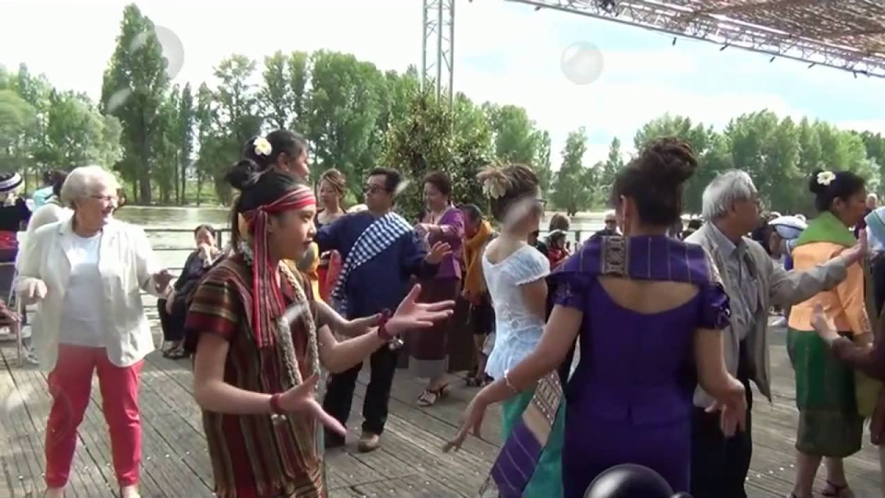 La démonstration de danse laotienne ..salavane lamvong.. - YouTube