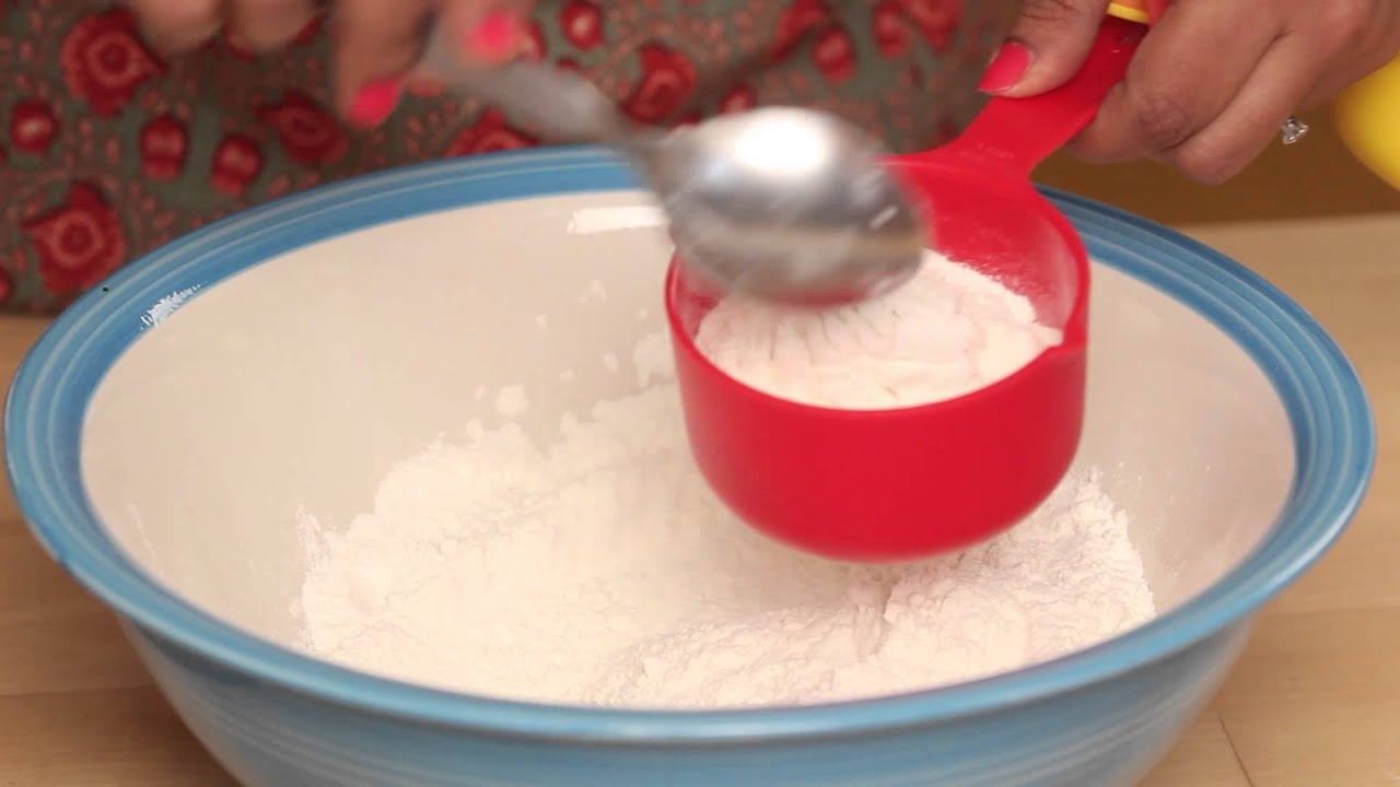 Saffron Trail Kitchen: How to measure flour for baking - YouTube